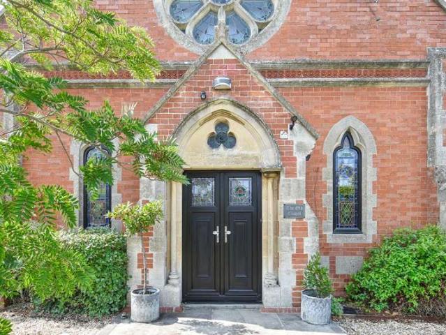 6 Bedroom Detached House