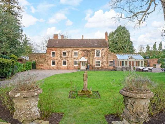 6 Bedroom Detached House