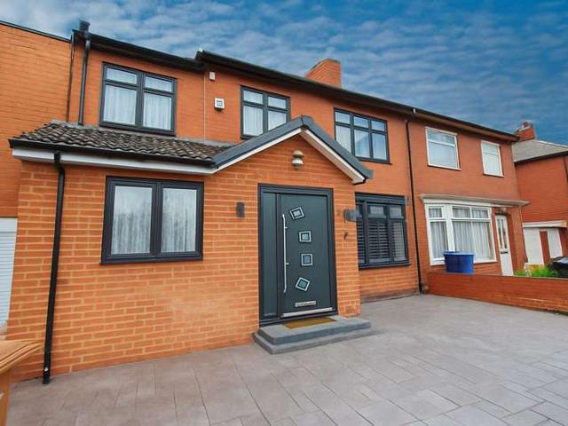 6 Bedroom Detached House