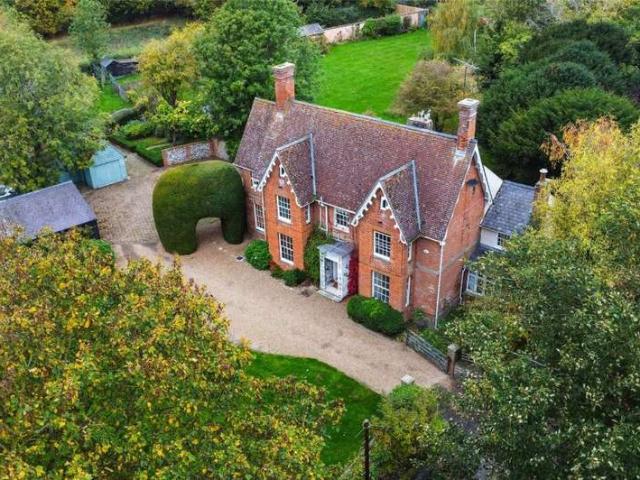 6 Bedroom Detached House