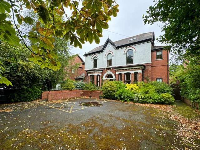 6 Bedroom Detached House