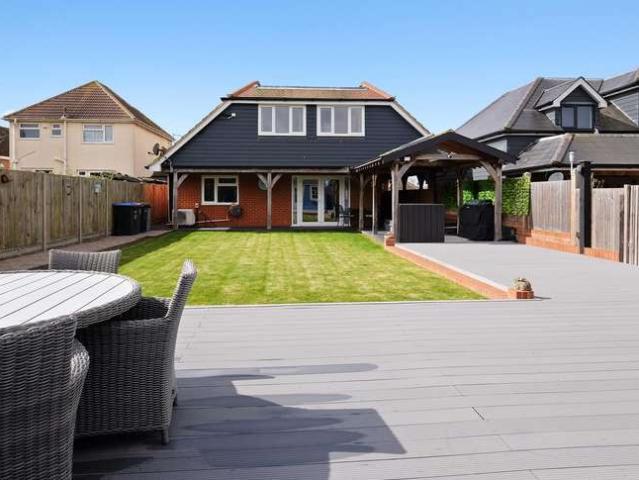 6 Bedroom Detached House