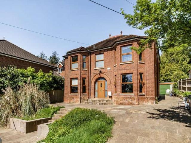 6 Bedroom Detached House