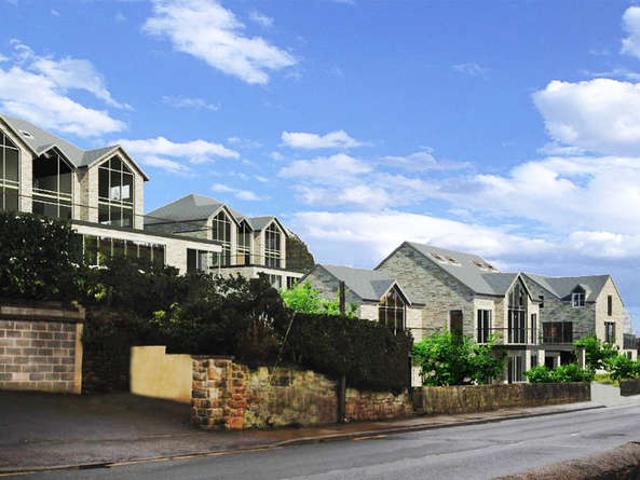 6 Bedroom Detached House