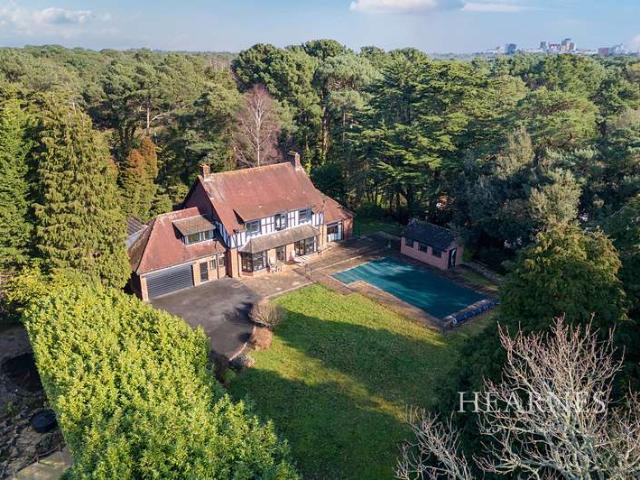 6 Bedroom Detached House