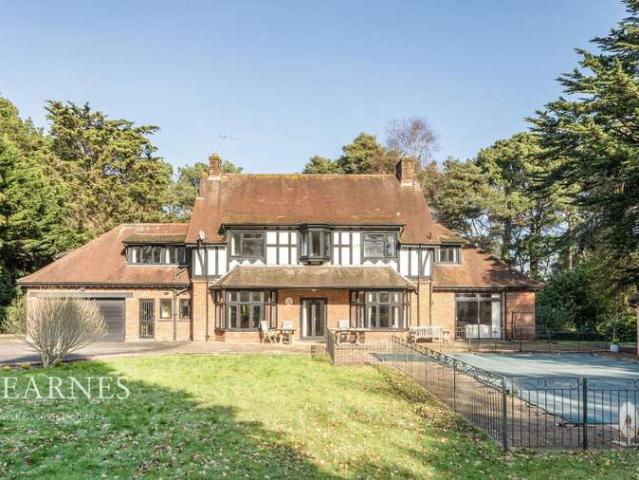 6 Bedroom Detached House