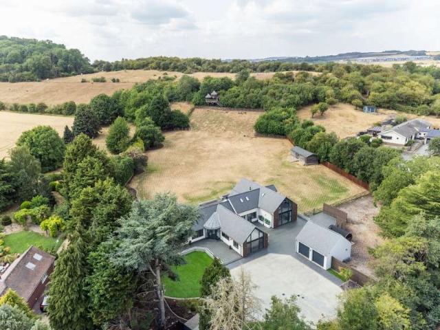 6 Bedroom Detached House