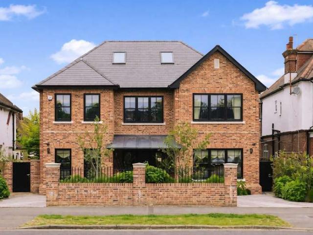 6 Bedroom Detached House