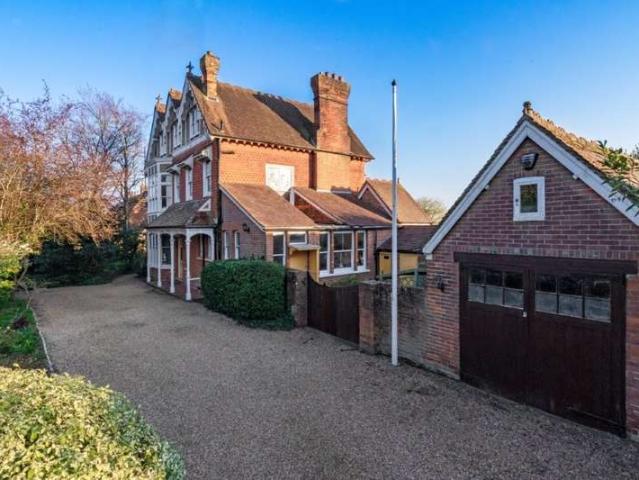 6 Bedroom Detached House