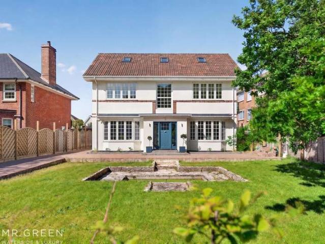 6 Bedroom Detached House