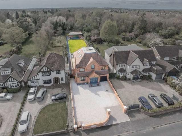 6 Bedroom Detached House