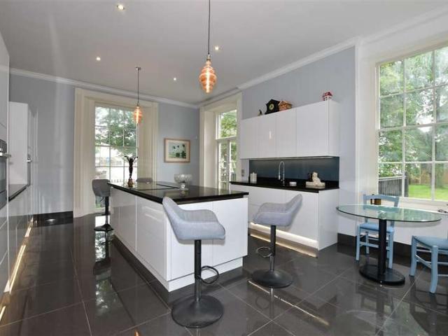 6 Bedroom Detached House