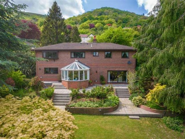 6 Bedroom Detached House
