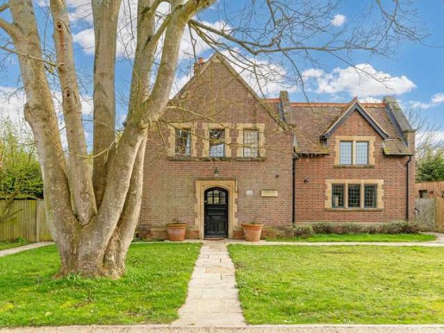 6 Bedroom Detached House