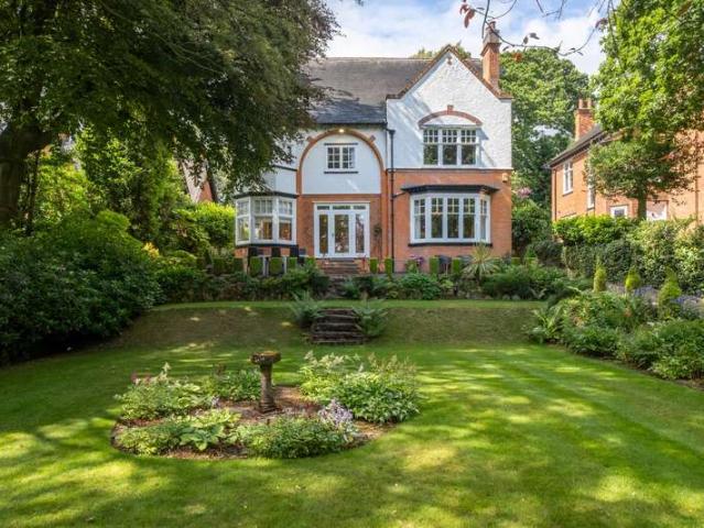 6 Bedroom Detached House
