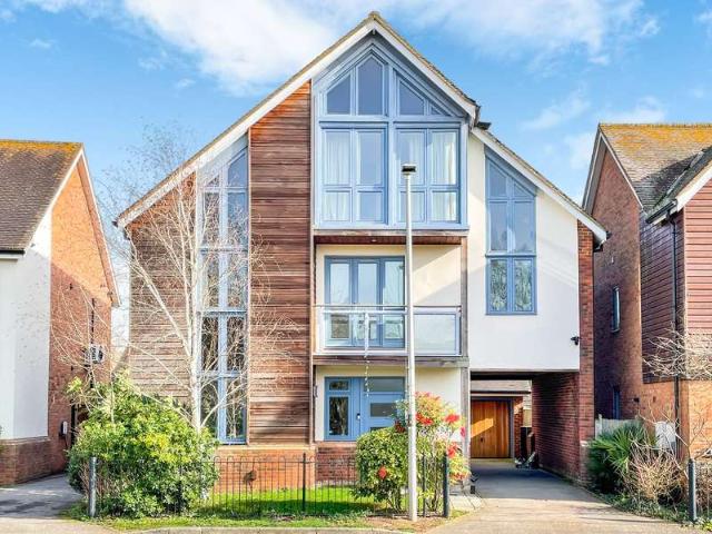 6 Bedroom Detached House