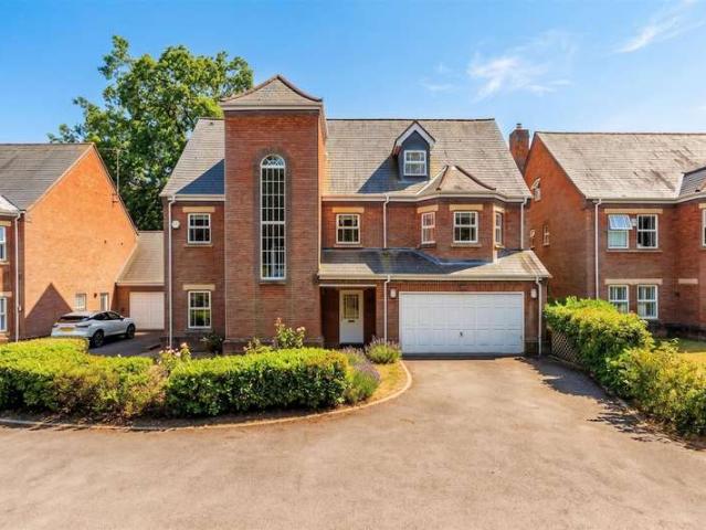 6 Bedroom Detached House