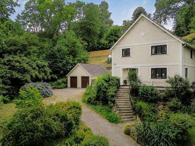 6 Bedroom Detached House