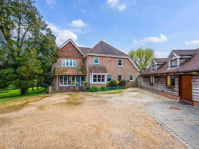 6 Bedroom Detached House