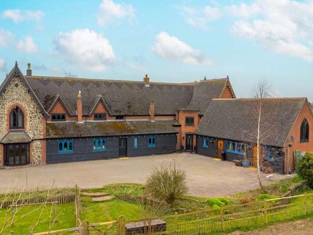 6 Bedroom Detached House