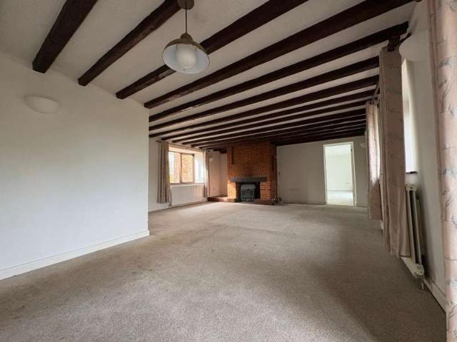 6 Bedroom Detached House