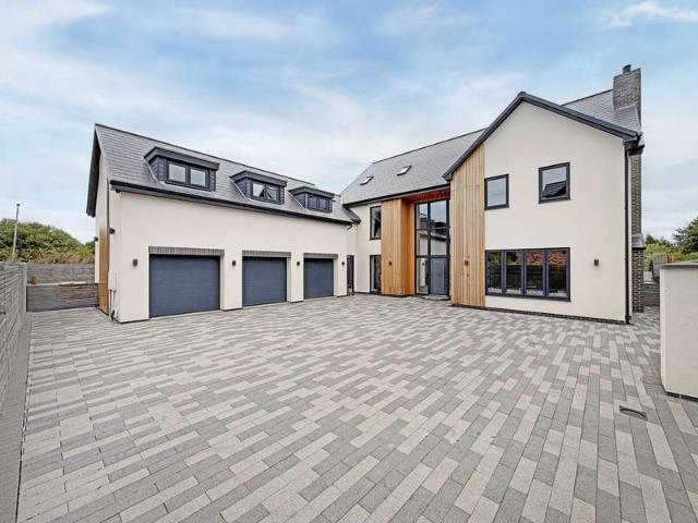 6 Bedroom Detached House