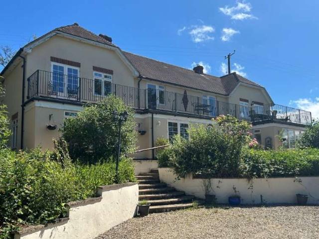 6 Bedroom Detached House