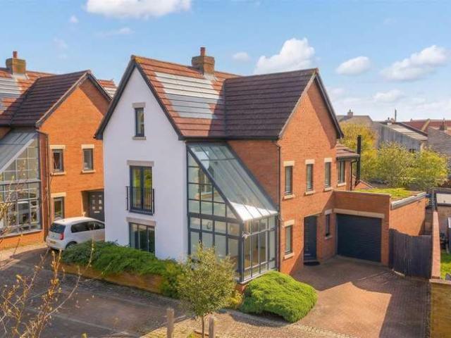 6 Bedroom Detached House