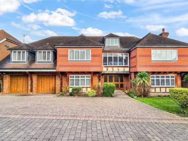 6 bedroom detached house for rent in 4 Briarswood, EN7
