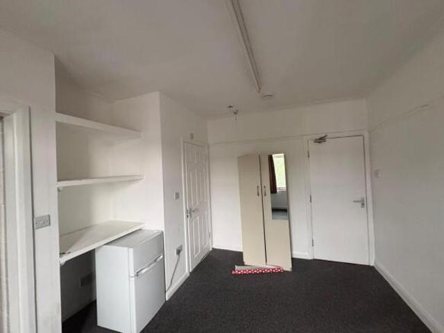 6 bedroom detached house for rent in 6 Cambridge Road Ilford IG3 8LU, IG3