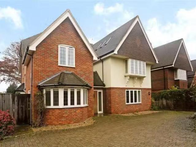 6 bedroom detached house for rent in Caledon Road Beaconsfield.