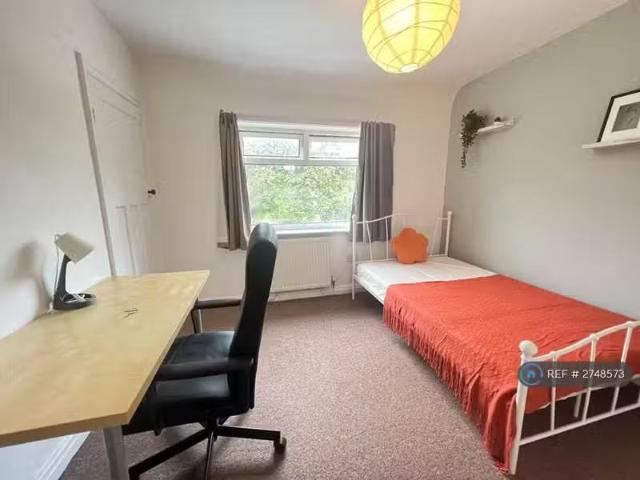 6 bedroom detached house for rent in Charter Avenue, Coventry.