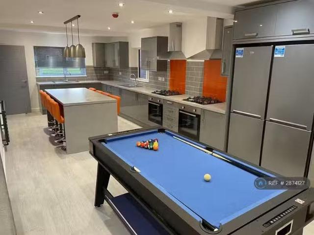6 bedroom detached house for rent in Charter Avenue, Coventry.