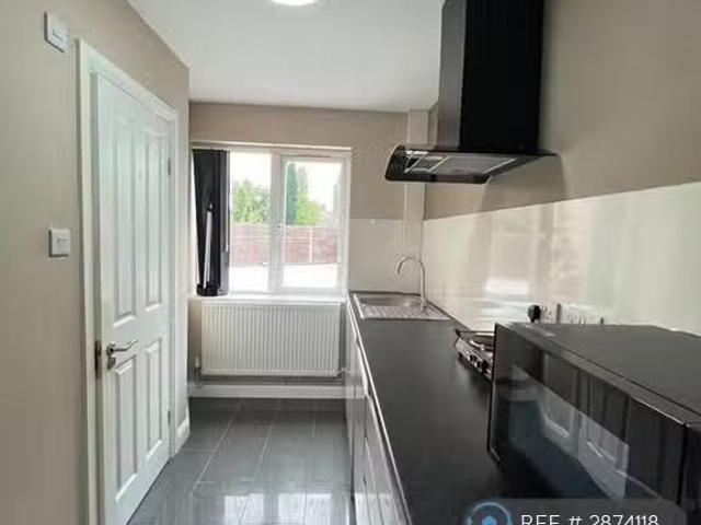 6 bedroom detached house for rent in Charter Avenue, Coventry.