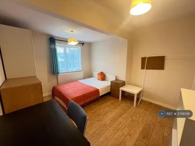 6 bedroom detached house for rent in Charter Avenue, Coventry.