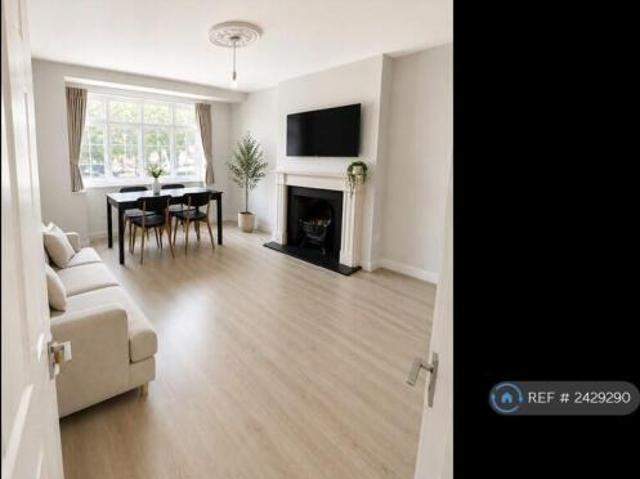 6 bedroom detached house for rent in Chestnut Grove, Mitcham, CR4