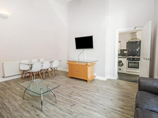 6 bedroom detached house for rent in Clarendon Road, City Centre, Leeds, West Yorkshire, LS2