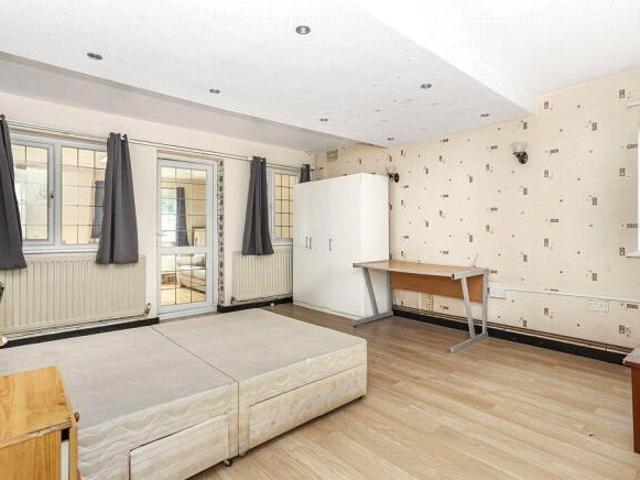 6 bedroom detached house for rent in Aldershot Road, Guildford, Surrey, UK, GU2