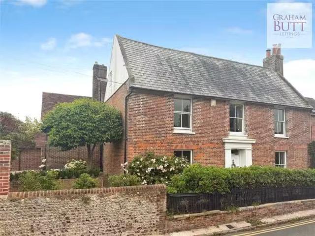 6 bedroom detached house for rent in Arundel Road, Angmering.