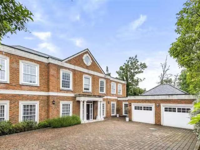 6 bedroom detached house for rent in Beech Hill, Hadley Wood.