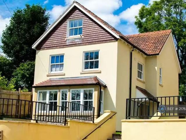 6 bedroom detached house for rent in Bell Hill, Bristol, BS16
