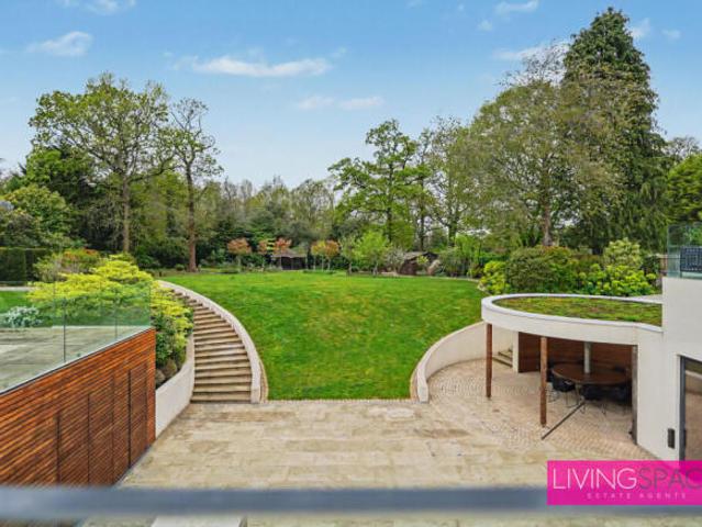 6 bedroom detached house for rent in Broad Walk, London, N21