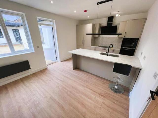 6 bedroom detached house for rent in Granville Road, Luton, LU1