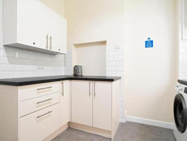 6 bedroom detached house for rent in Elers Road, W13