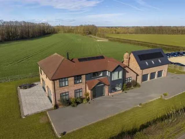 6 bedroom detached house for rent in Farnham House, Merton Lan.