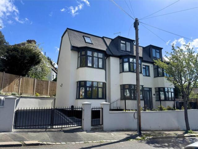 6 bedroom detached house for rent in Kingslyn Crescent, London, SE19