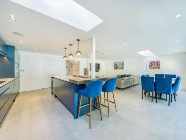 6 bedroom detached house for rent in Hollies Close, London, SW16