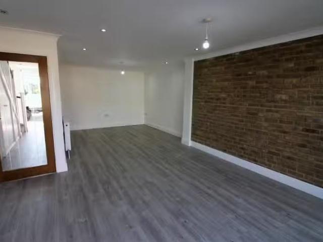 6 bedroom detached house for rent in Hurstleigh Gardens, Ilfor.