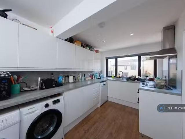 6 bedroom detached house for rent in Langdon Road, Bath, BA2