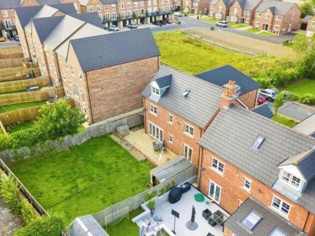 6 bedroom detached house for rent in Moor View Close, Menston, Ilkley, West Yorkshire, UK, LS29